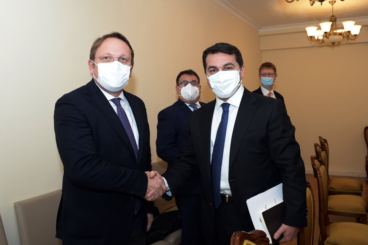 Hikmət Hacıyev Aİ komissarı ilə görüşüb - AzPost.info