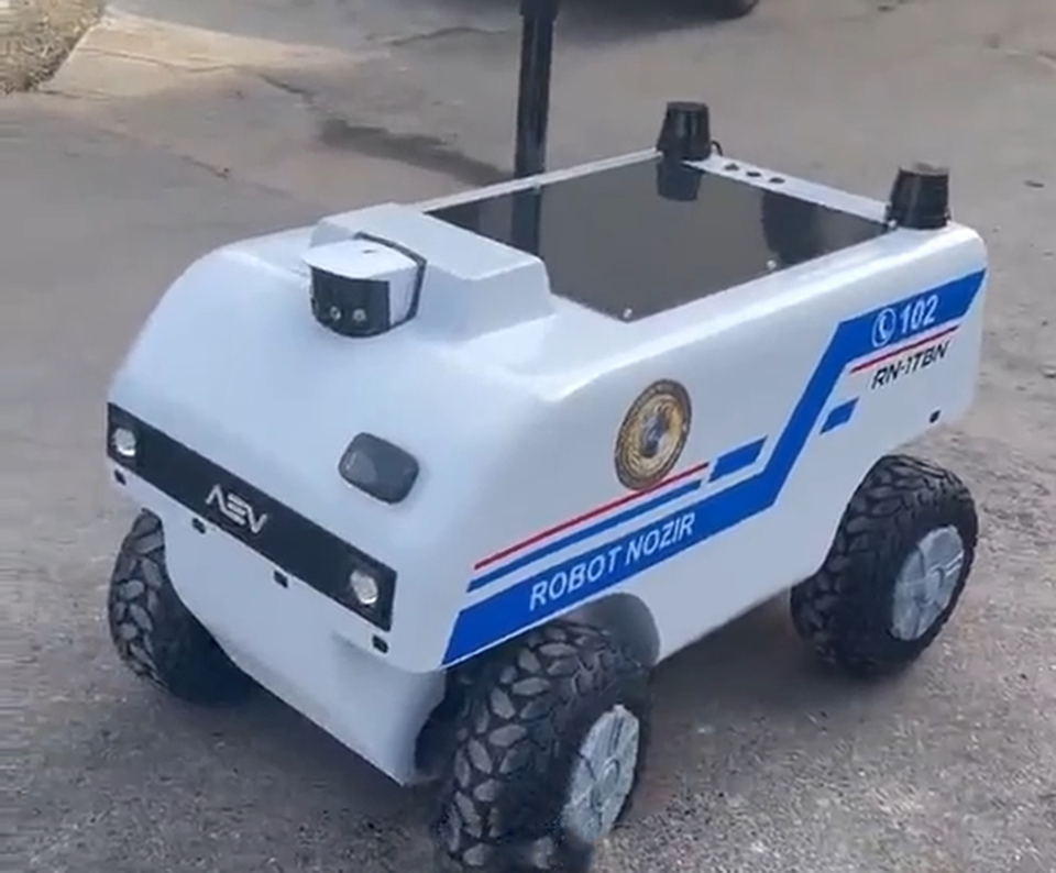 Özbəkistanda robot -polislər ilk dəfə küçəyə patrul xidmətinə çıxıb - VİDEO